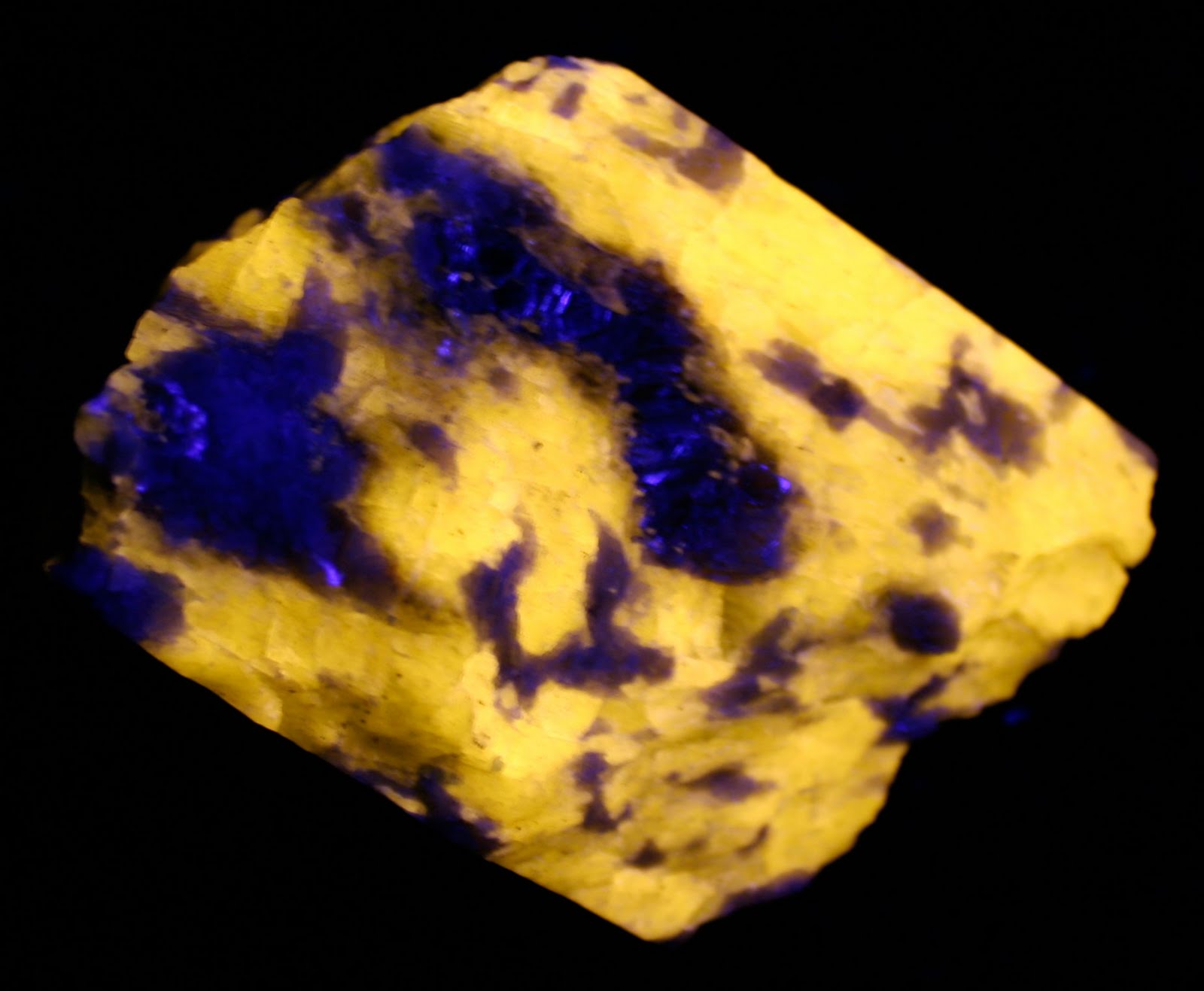 Poppular Photography: Fluorescent Wernerite (Scapolite)