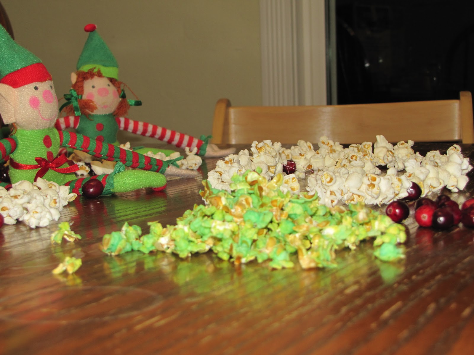 Elf on the Shelf of the Great Lakes Bay: Elf Pranks- Day 13 Popcorn Garland