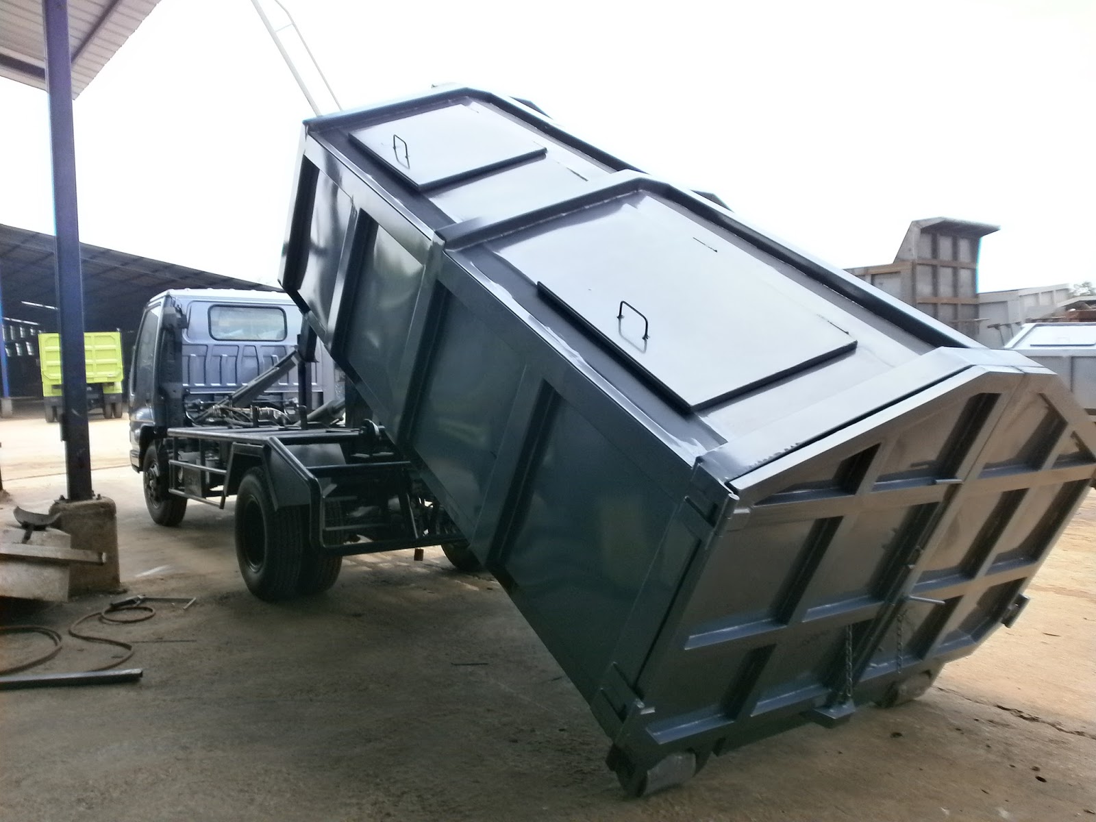 KAROSERI DUMP TRUCK , HIBLOW DAN CONCRETE MIXER: ARM ROLL 6 TON