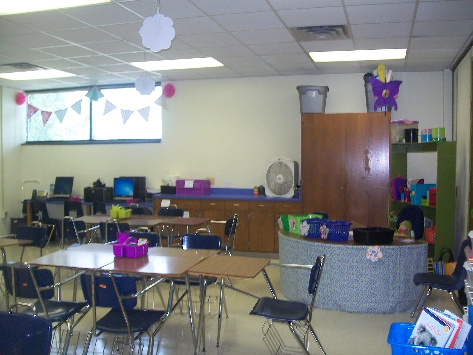 This Little Piggy Reads: I'm D-O-N-E. Pics of my finished classroom.