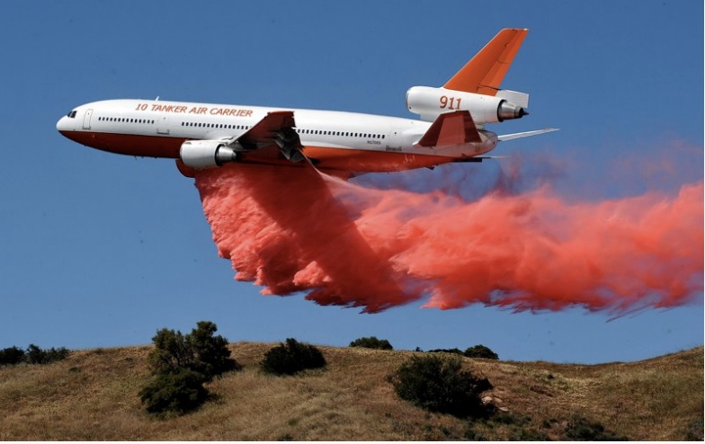 Jet & Prop by FalkeEins: DC 10 firefighting tanker dropping retardant ...