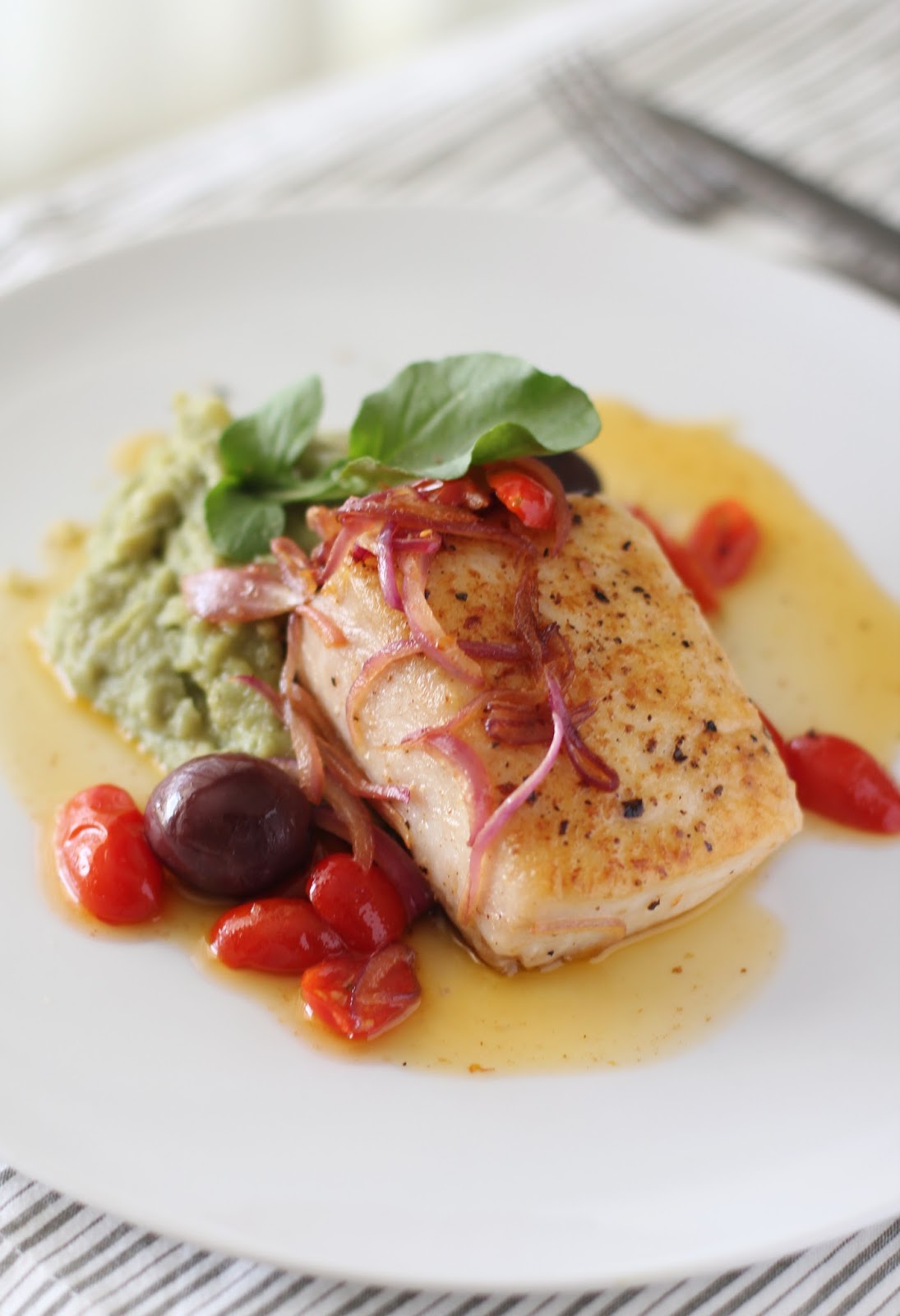 Filé de peixe com purê de batata-doce com manjericão