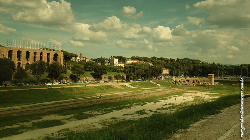 Circo Máximo, um antigo circo romano onde aconteciam corridas de cavalos