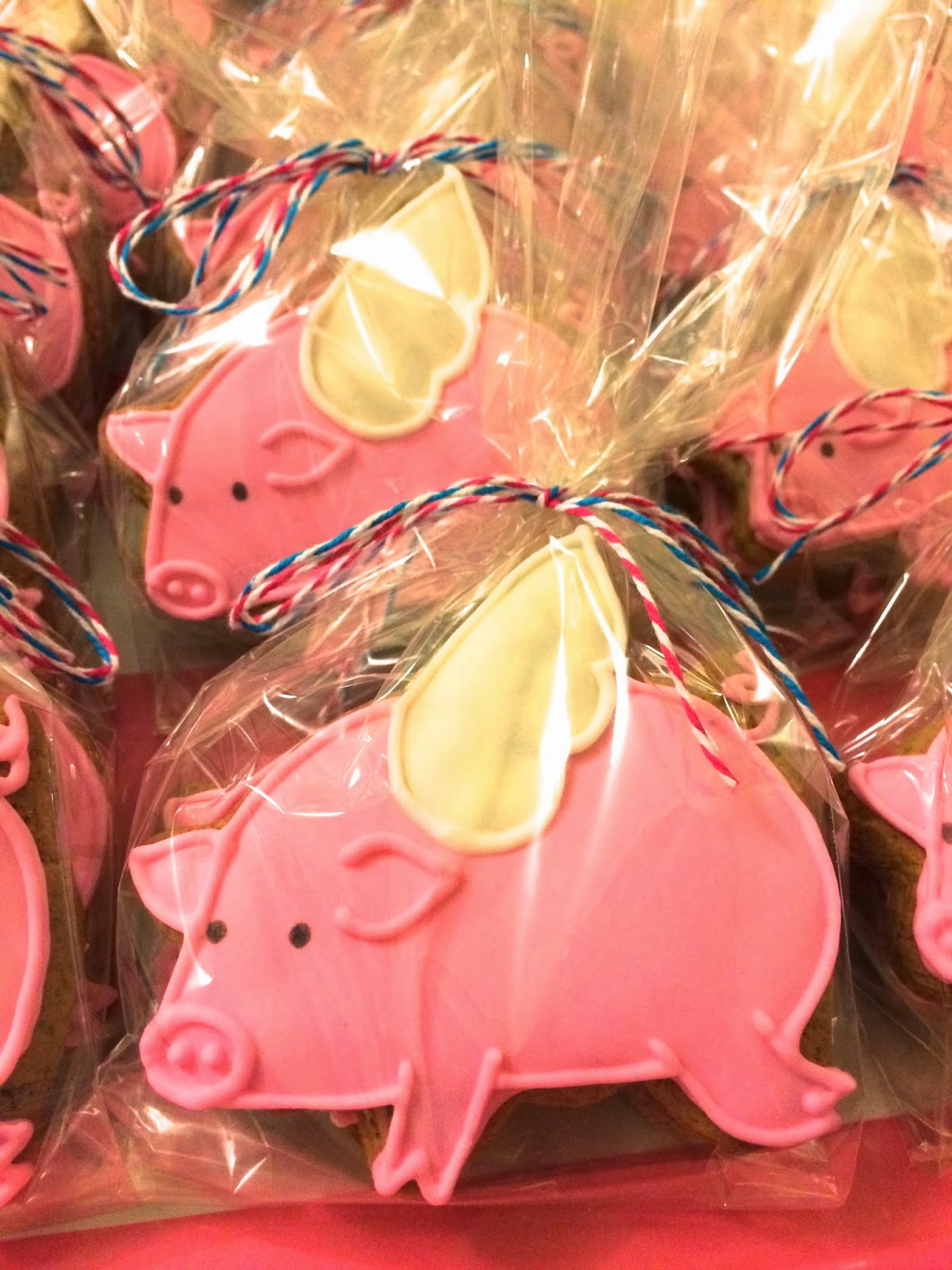 Elaine's Sweet Life: Flying Pig Cookies {tutorial}