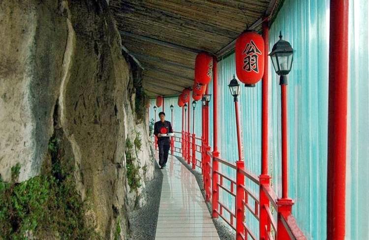 Mail2Day: Unusual Hanging Restaurant in China (9 pics)