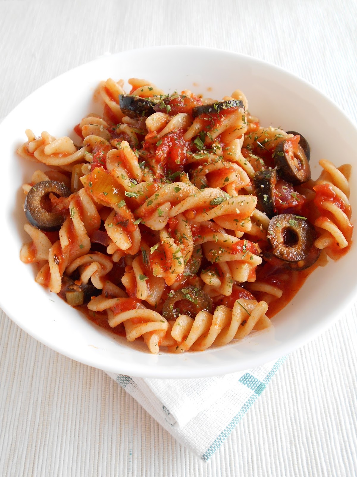 Mis recetas Bio: Pasta integral con salsa de tomate y aceitunas.