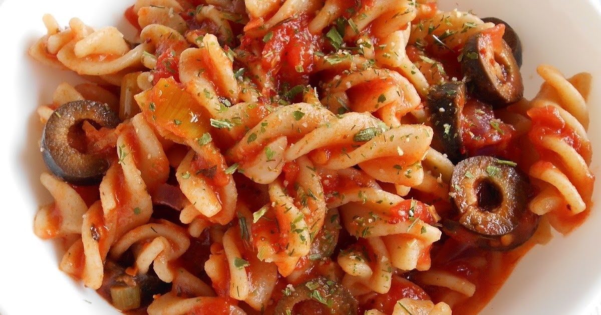 Mis recetas Bio: Pasta integral con salsa de tomate y aceitunas.