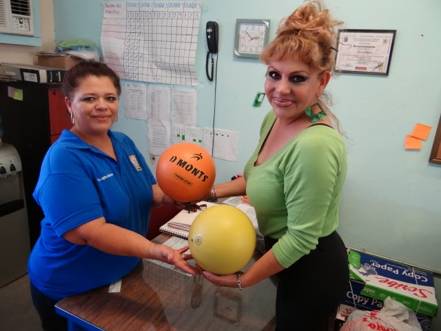 Kaleidoscopio: Regidora Mireya Acuña entrega balones en escuela de Loma ...