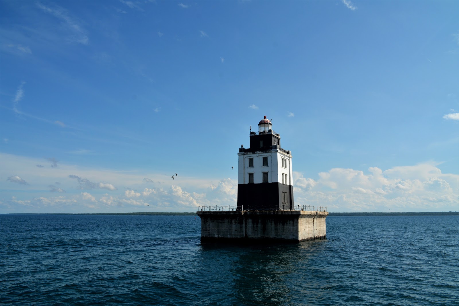 WC-LIGHTHOUSES: POE REEF LIGHTHOUSE - LAKE HURON, MICHIGAN