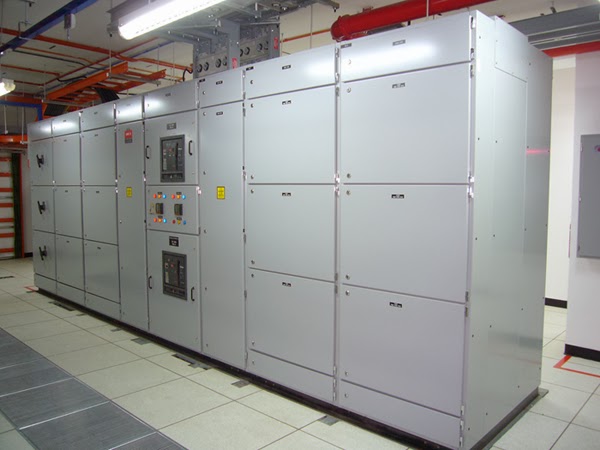 Kakilapan: Papan Suis Utama Voltan Rendah