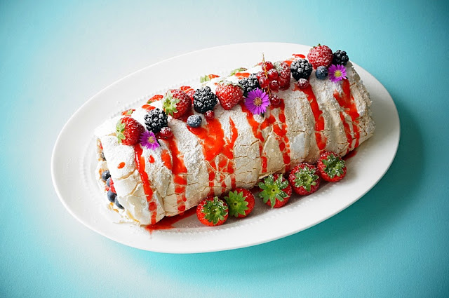 La cuisine de Simona: Ruladă Pavlova cu mascarpone şi fructe. Pavlova ...