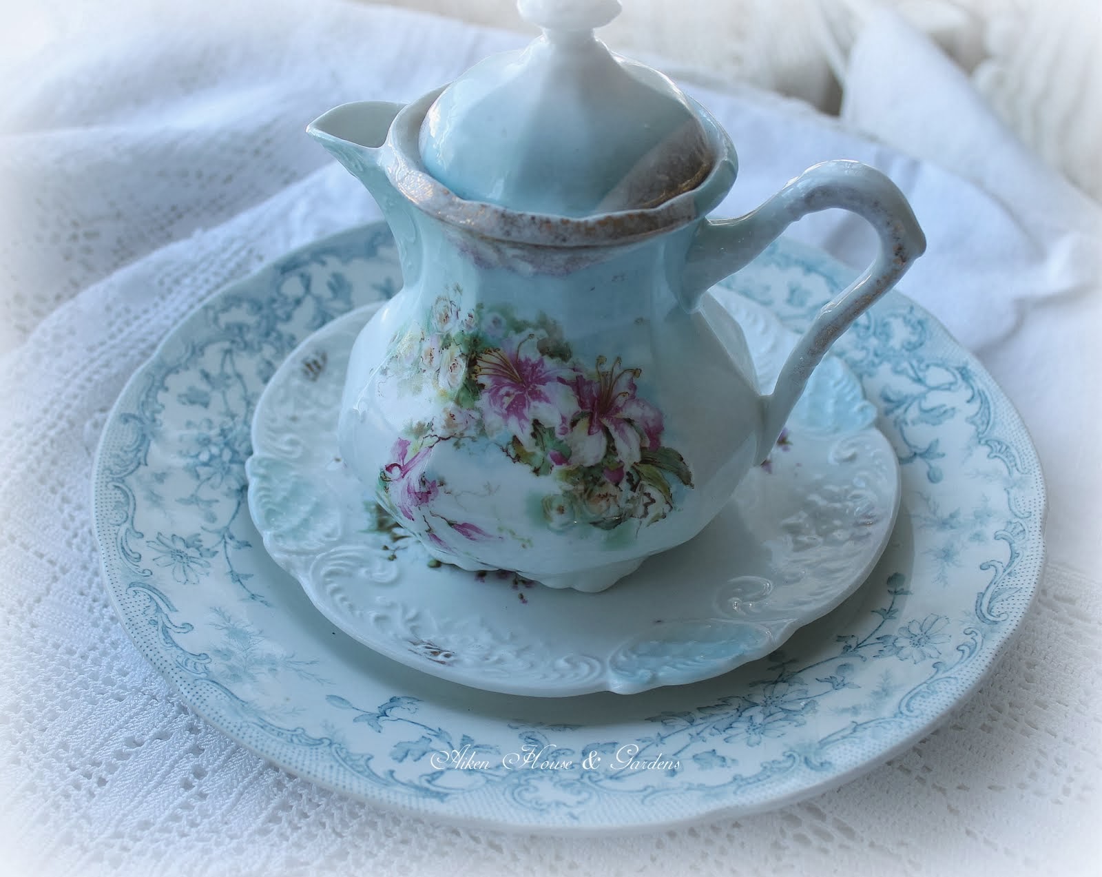 Aiken House & Gardens: Cozy Winter White Tea