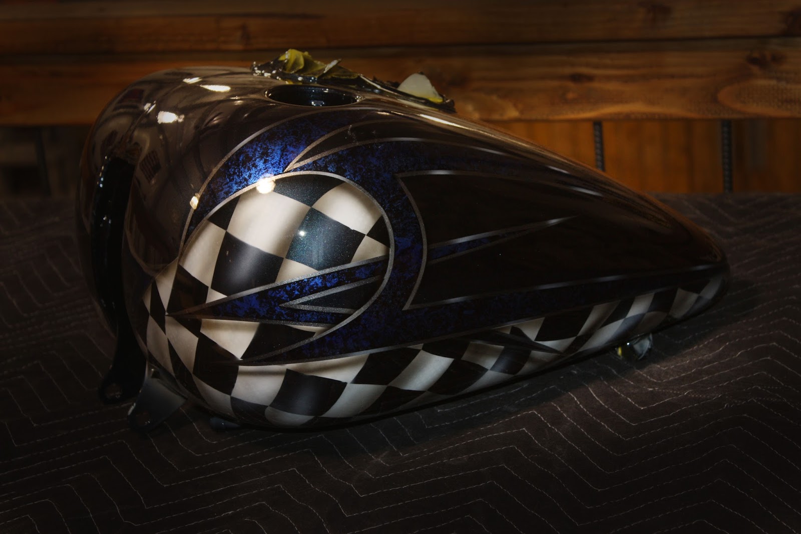 Online Motorcycle Paint Shop: Checkered flag with 3D blade graphic