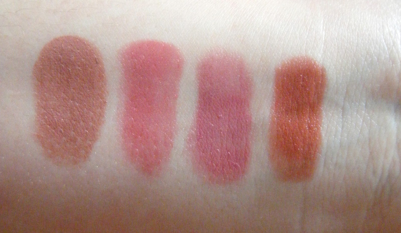 Mon petit coin beauté: Swatches de ma collection de rouge à lèvres..