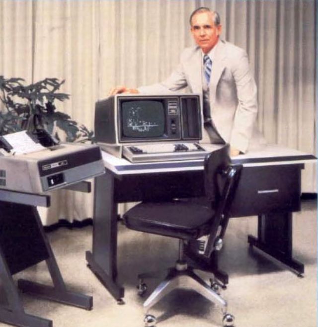 Interesting Vintage Photos of Men With Computers at Workplaces in the ...