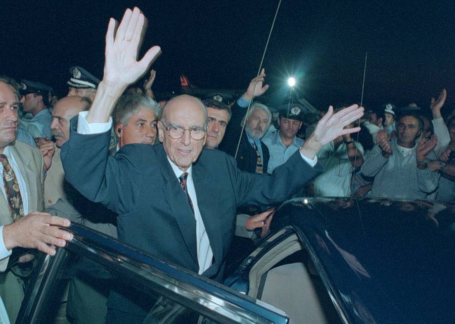 «ΚΙΝΟΥΜΕΝΟΣ ΑΠΟ ΞΕΝΑ ΣΥΜΦΕΡΟΝΤΑ ΠΑΡΕΔΩΣΕ ΤΗ ΧΩΡΑ ΣΤΑ ΑΦΕΝΤΙΚΑ ΤΟΥ ...