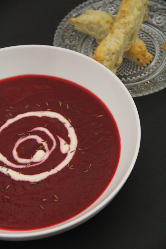 Soupe de betteraves aux pommes , finger scones au stilton / On dine ...