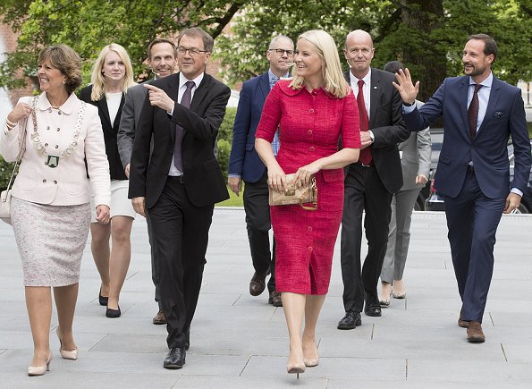 Кронпринц Хокон и кронпринцесса Метте-Марит посетили встречу ...