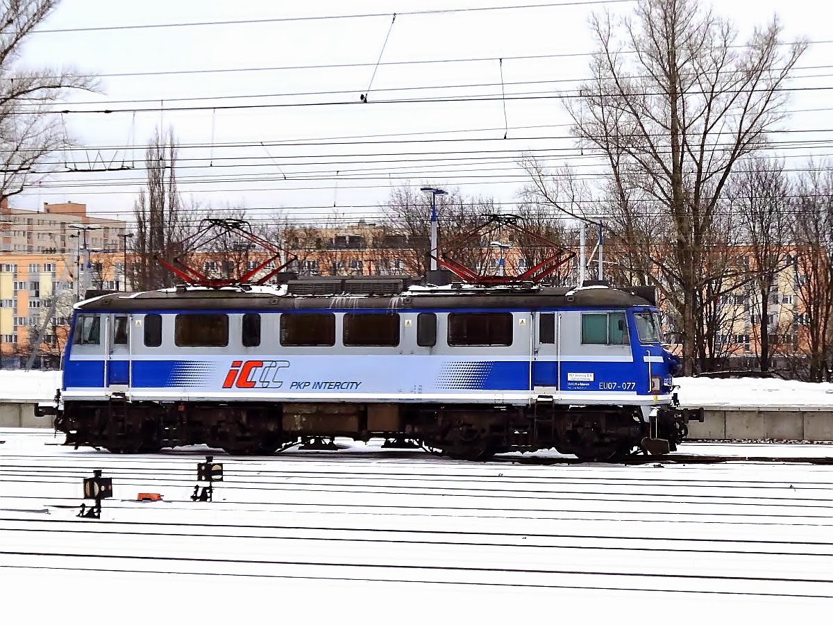 EU07-077 na stacji Warszawa Wschodnia | Torowy