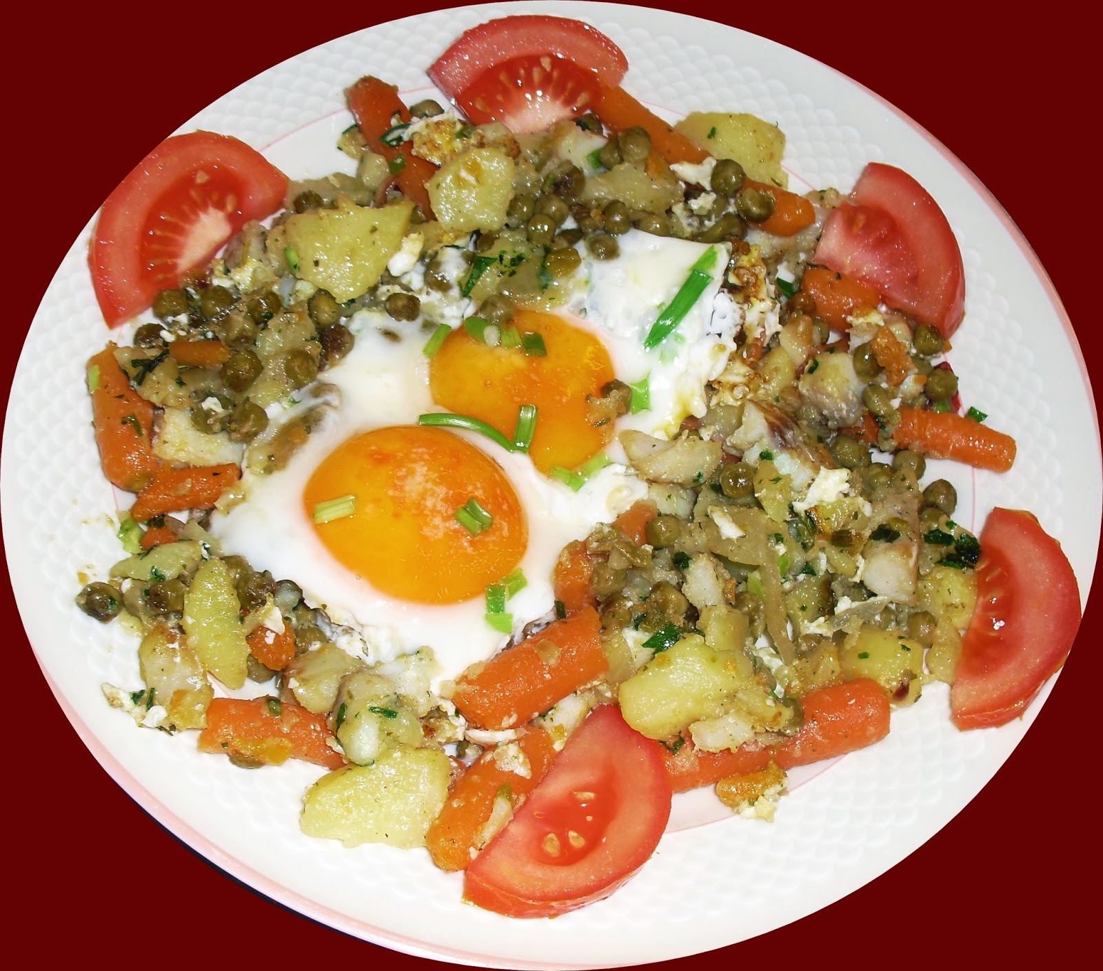 Futtern wie bei Muttern: Fisch-Gemüsepfanne mit Spiegelei