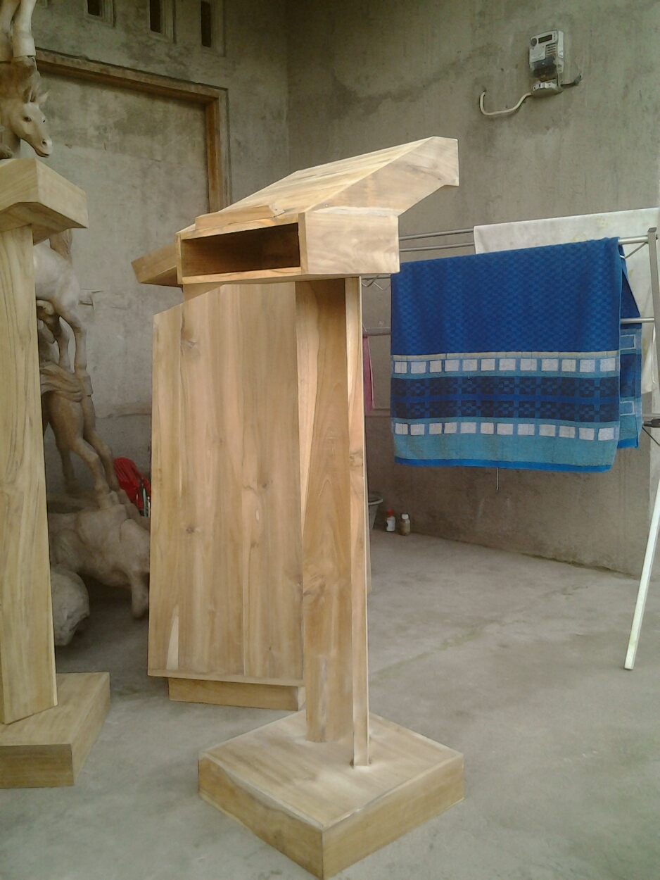 Pahatan Patung "Larissa": Mimbar Sabda dan Mimbar Imam Kayu Jati