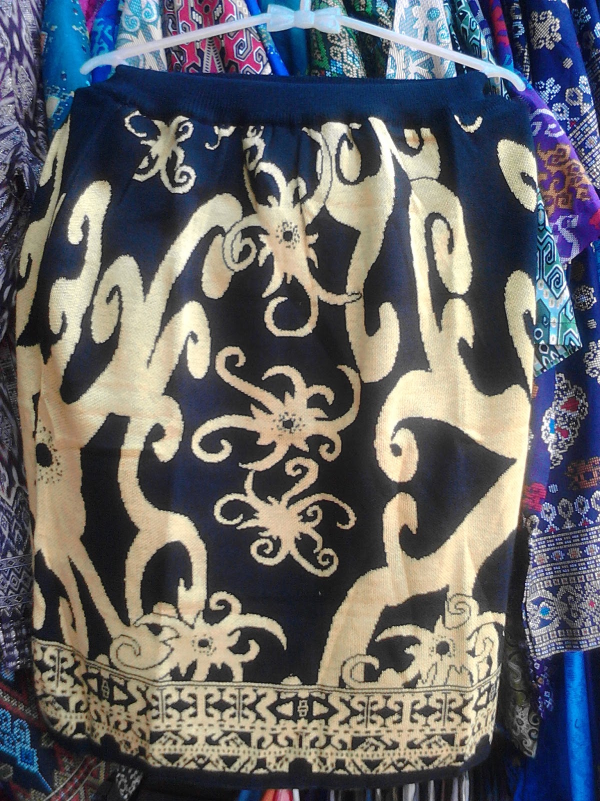 Batik Motif Dayak Khas Kalimantan, : rok dan dres rajut,