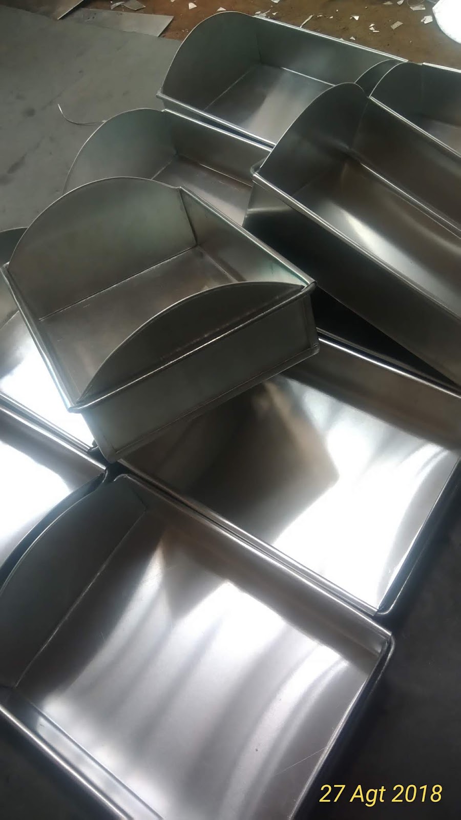 Pengrajin loyang dan langseng /tong air