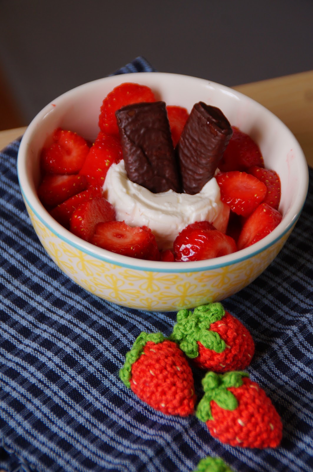 Lire, relire, ne pas lire...: Faisselle aux fraises et crêpes dentelles 🍓🍫