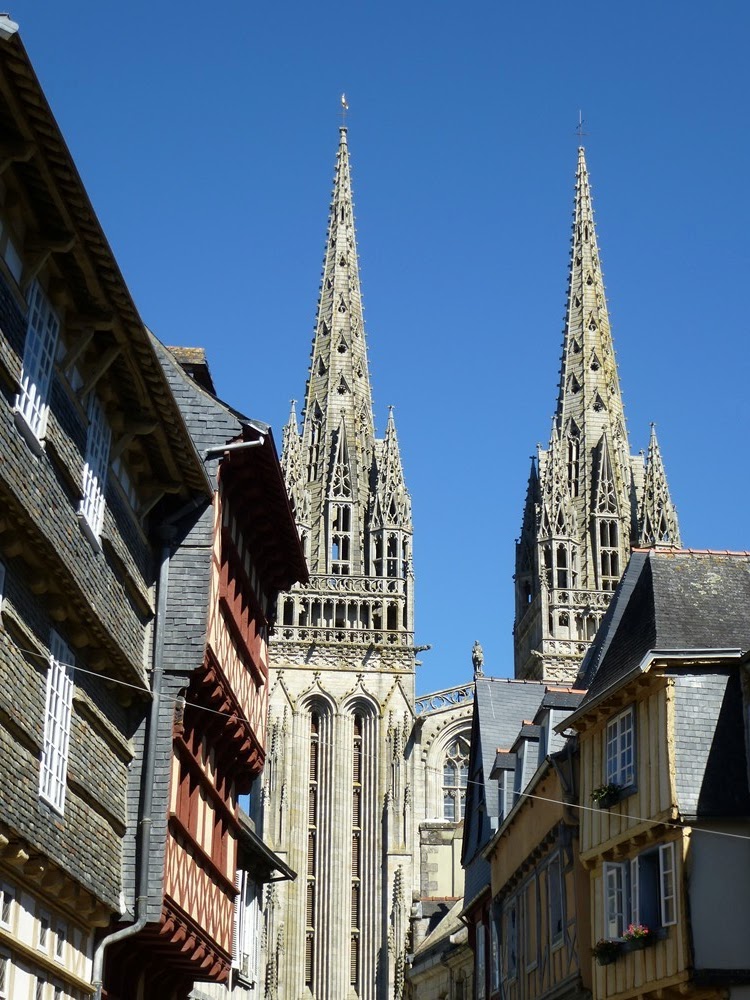 BRETAGNE - Finistère 29: QUIMPER - La cathédrale Saint-Corentin vue de ...