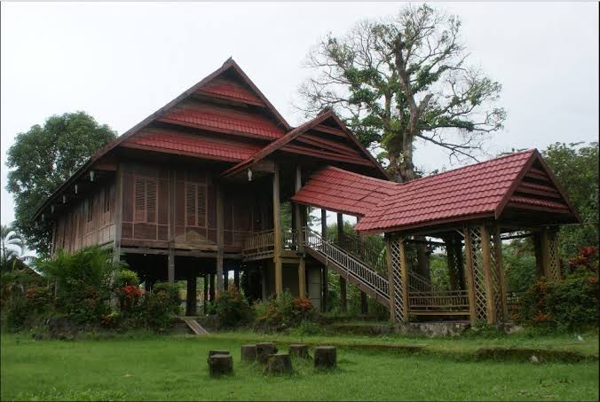 Mengenal Rumah Adat Bugis Makassar Berserta Adat Istiadatnya. | Desaku