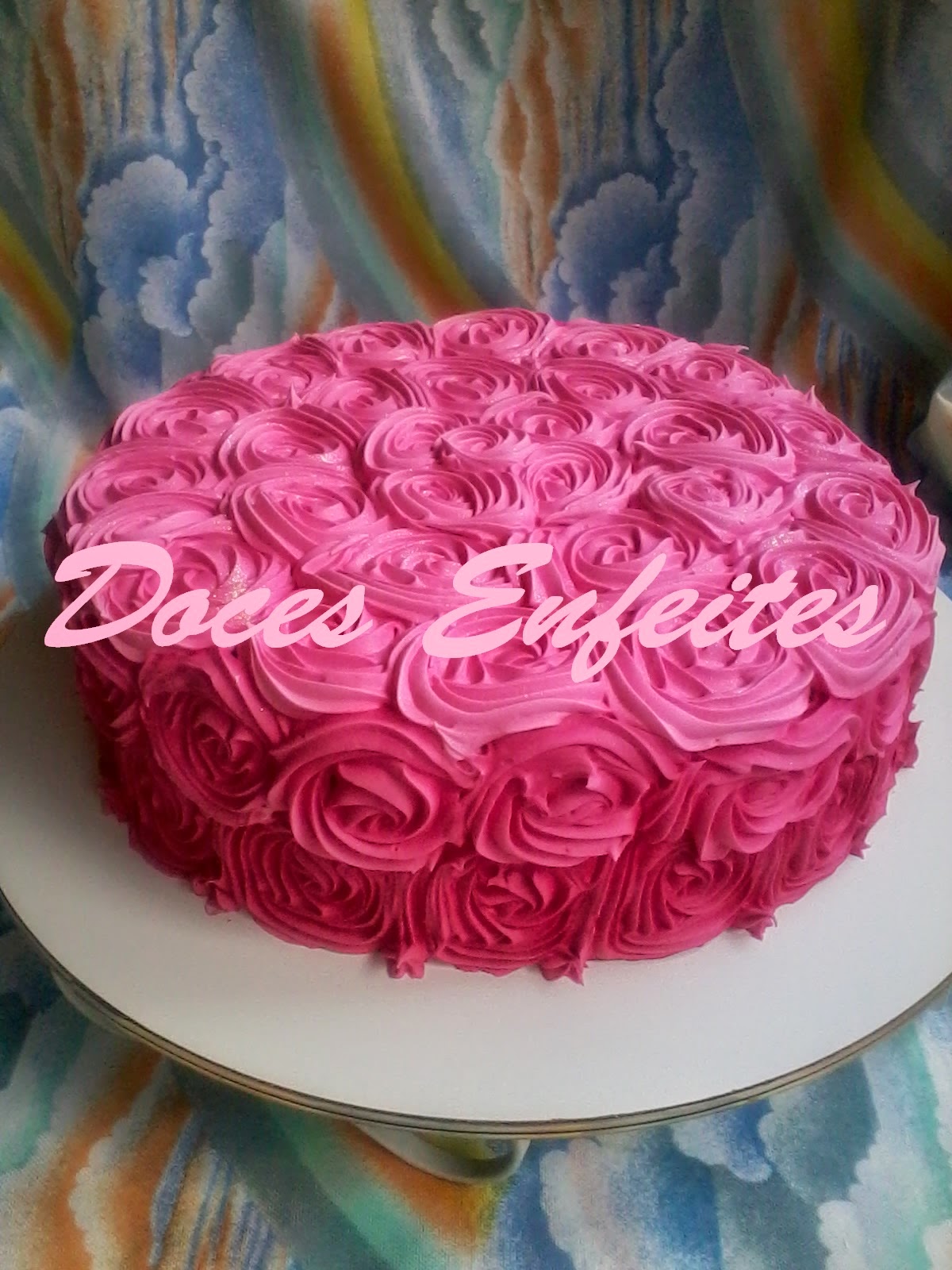 Doces Enfeites-Bolos e Biscuit: Bolo Rosas de Glaçe (bolo ombré rosa e ...