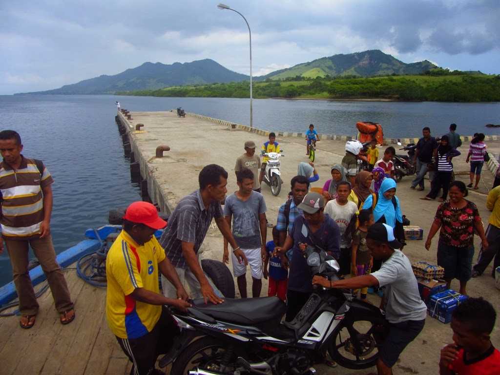 LET'S GO AROUND THE WORLD!!!: LAMAKERA, DESA PEMBURU PAUS DI PULAU SOLOR