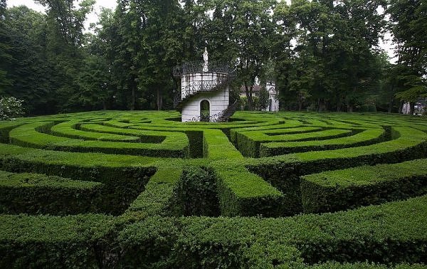 15 Awesome Mazes and Labyrinths ~ PModels