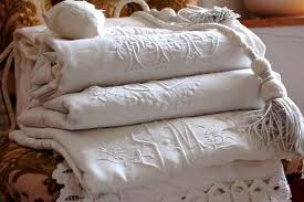 Eye For Design: Decorate Your Home With Pretty Vintage Linens