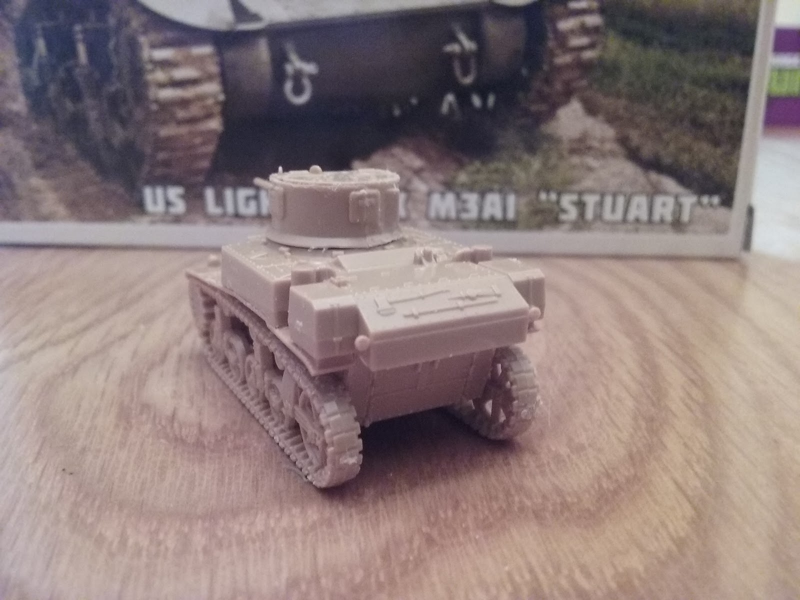 Zvezda M3A1 Stuart US Light Tank kit 1/100 15mm scale unboxing and review