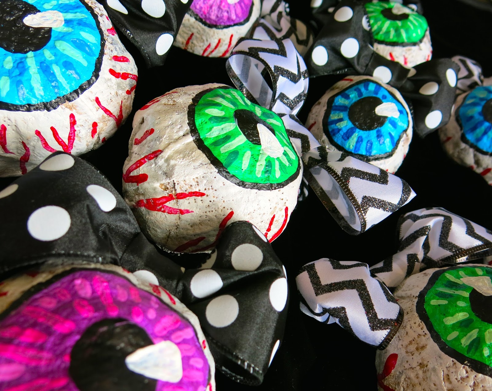 Cassie Stephens: DIY: Eyeball Ornaments