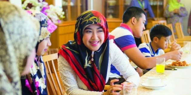 Mengenal Istri Pangeran Brunei, Qori' Terbaik Dunia | PIYUNGAN ONLINE