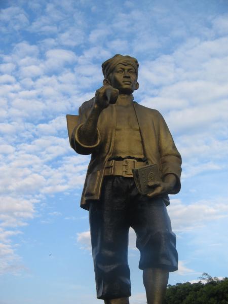 Patung Pak Tani di Alun-Alun Temanggung ~ Titania Az Zahra