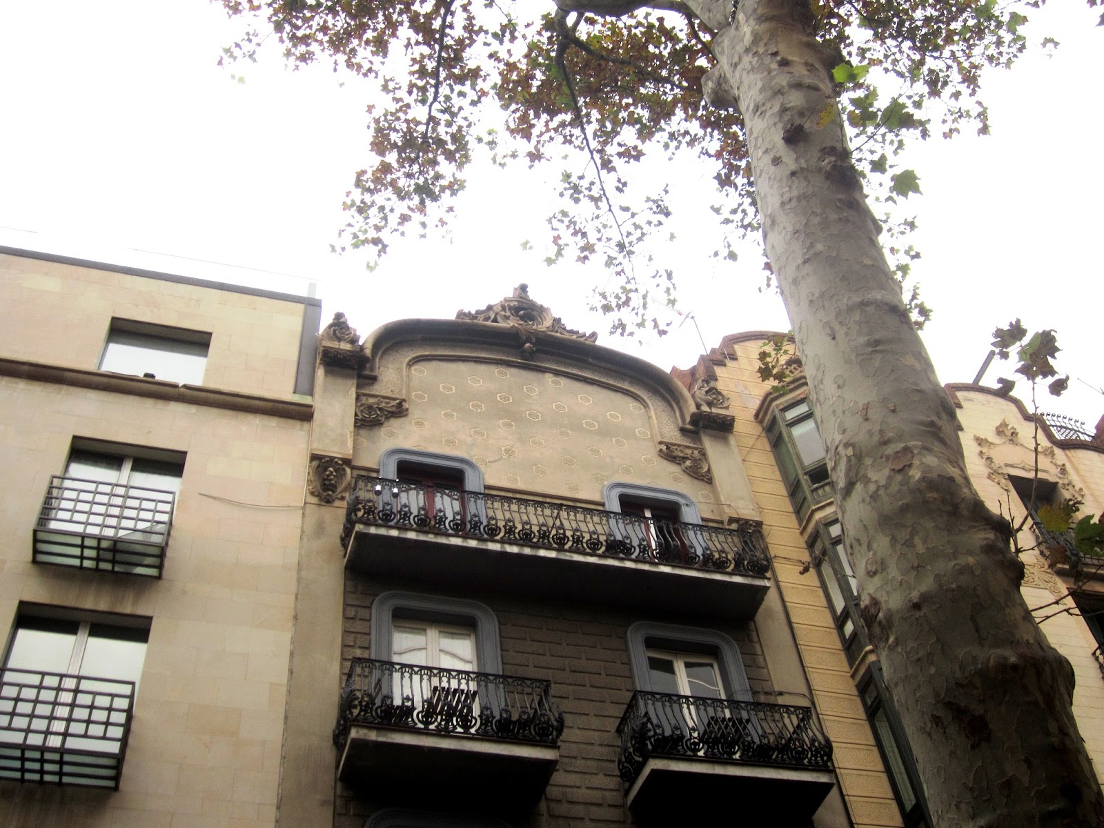 Redescubriendo Barcelona y más allá: 23/10/2016 Edificio de la Rambla 86