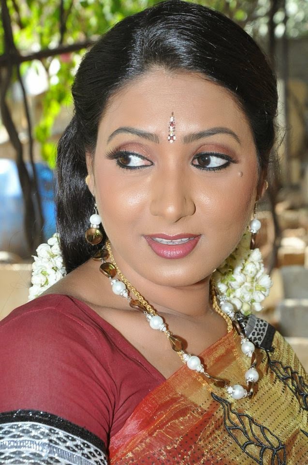 Mirchi Stills: Amani Latest Saree Stills
