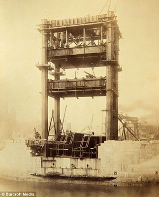 AS THEY WERE: PICTURES OF THE TOWER BRIDGE DURING CONSTRUCTION 1892