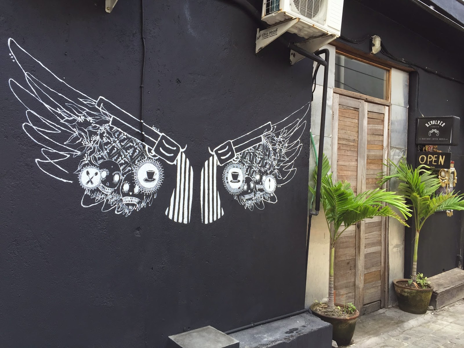 YogiLatte: Revolver Cafe, Seminyak, Bali