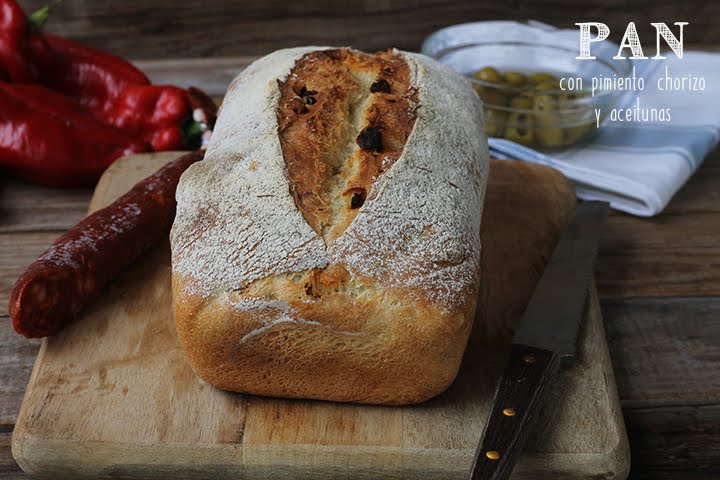 PAN CON PIMIENTOS, CHORIZO Y ACEITUNAS | El jardín de mis recetas