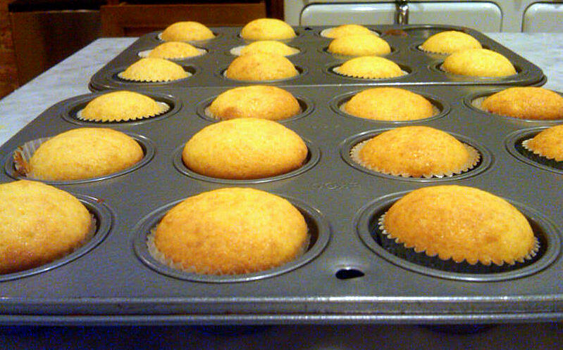 A Cake Bakes in Brooklyn: Gold Cup Cakes