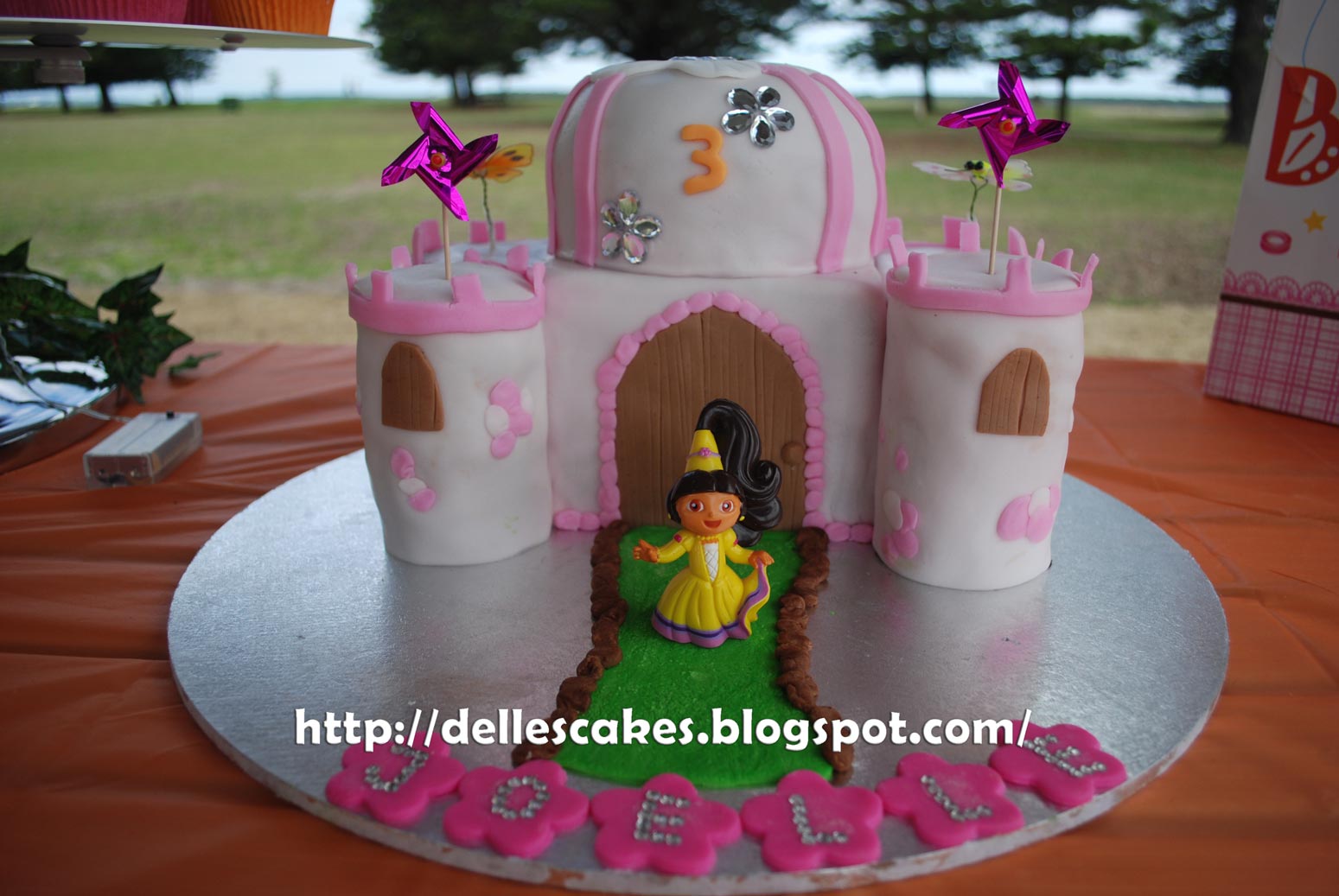All to THE GLORY of GOD: Princess Dora Cupcakes & Castle Cake