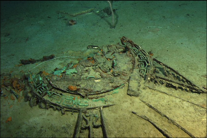 Ocean Superliners: Titanic...Two of Titanic’s engines four stories tall ...