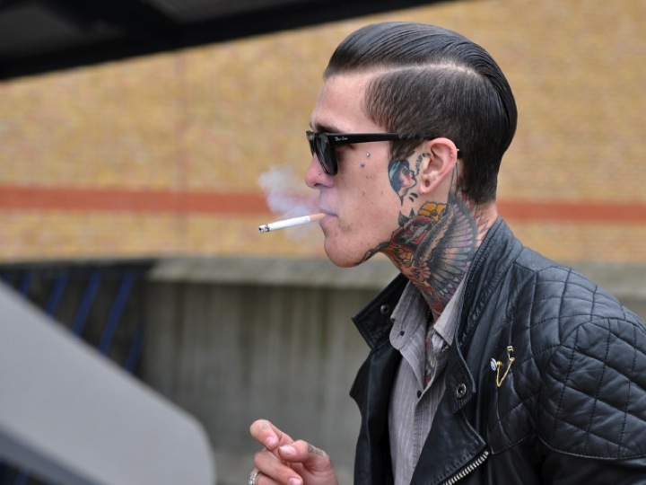 ROS.E.: Men smoking street style