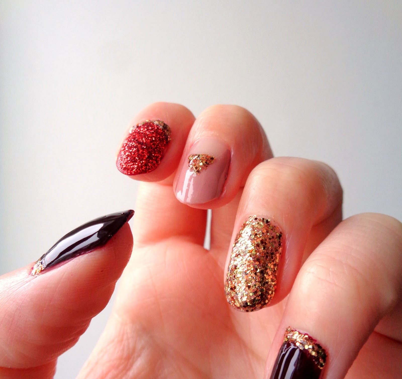 Nail art pailleté pour les fêtes de fin d'années | The Mariette Blog