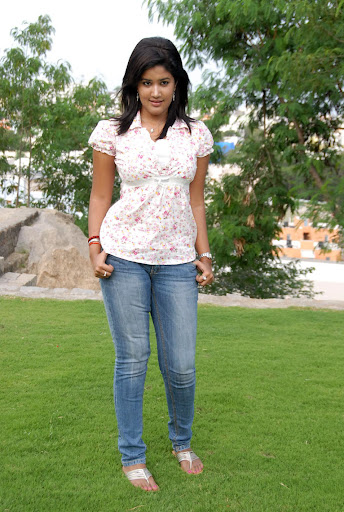 Hot Telugu Actress Stills: Sowmya in Jeans Cute Wallpapers