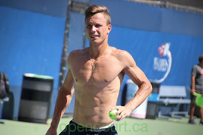 kenneth in the (212) jump: Marton Fucsovics's legs on an examination table